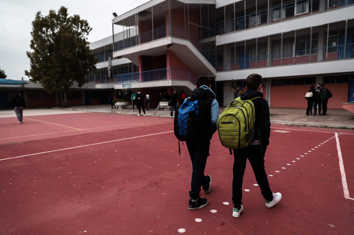 Πότε κλείνουν για τα Χριστούγεννα 2022 τα σχολεία: Πότε ανοίγουν ξανά ...