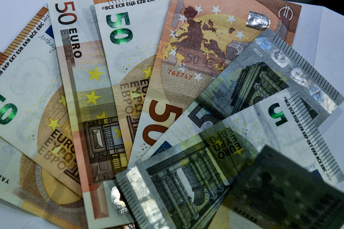 «Δώρο Πάσχα» 300 ευρώ: Πότε ανακοινώνεται - «Στον αέρα» οι δικαιούχοι ...